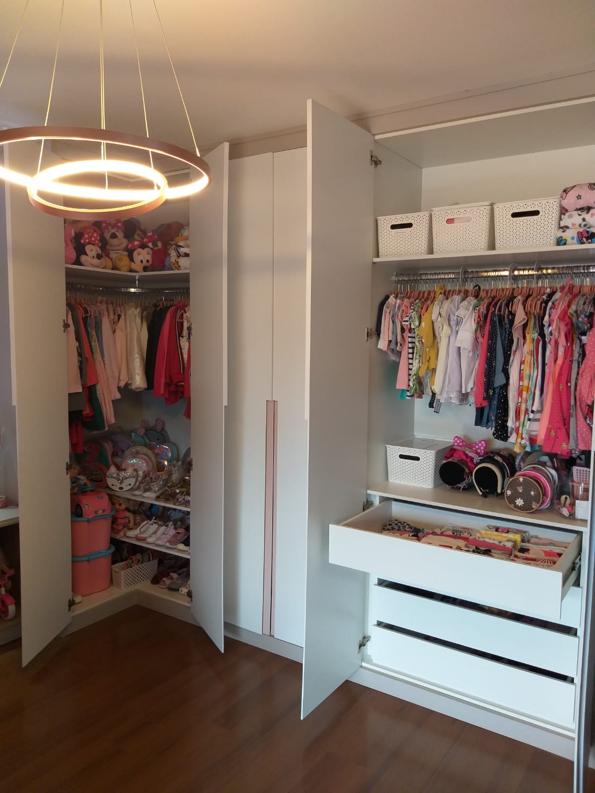 Aprenda a melhor forma de organizar o guarda-roupa infantil
